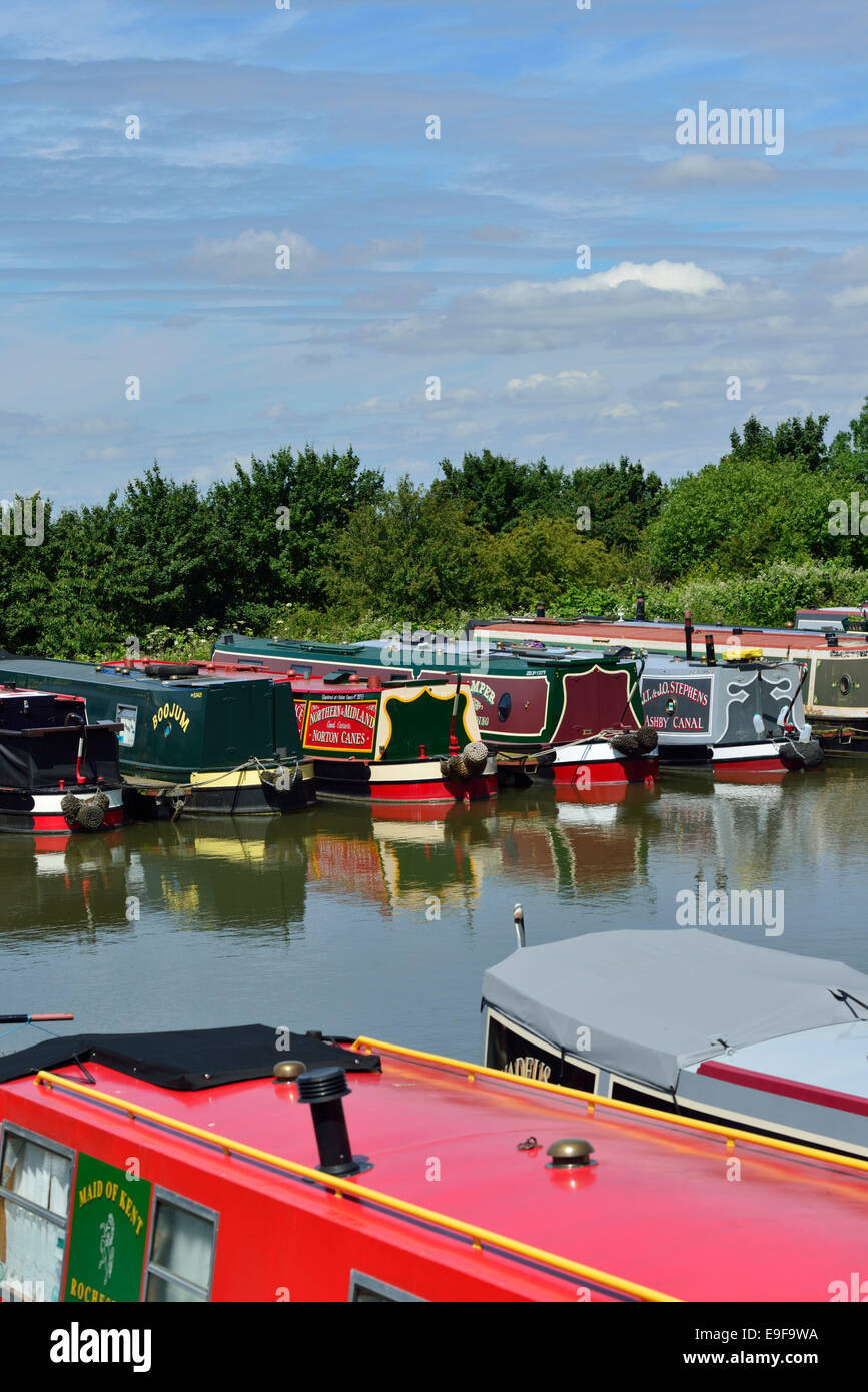 Multiple barges hi-res stock photography and images - Alamy