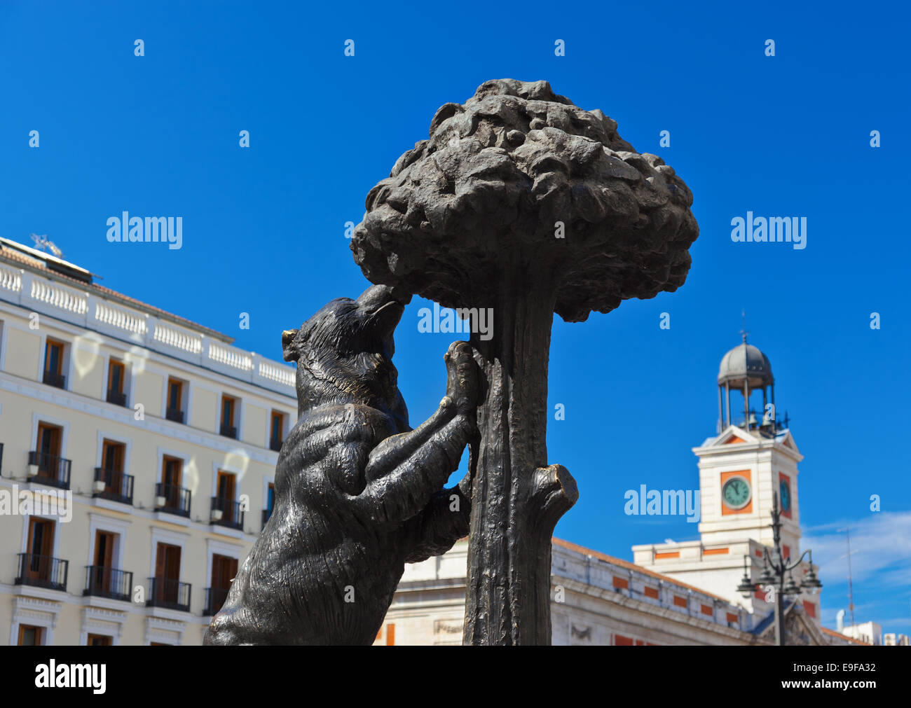 Statue of Bear and strawberry tree - symbol of Madrid Stock Photo - Alamy