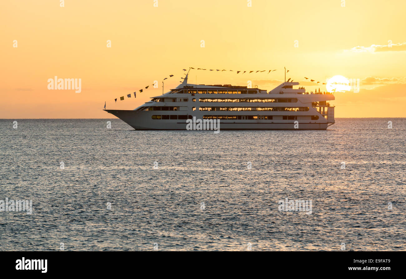 Cruise ship sails to setting sun Stock Photo - Alamy