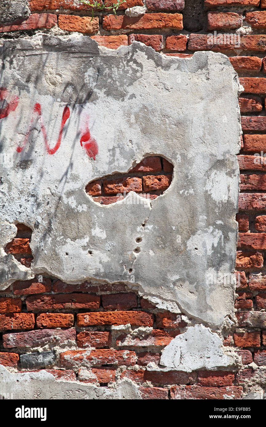 Cracked stone wall hi-res stock photography and images - Alamy