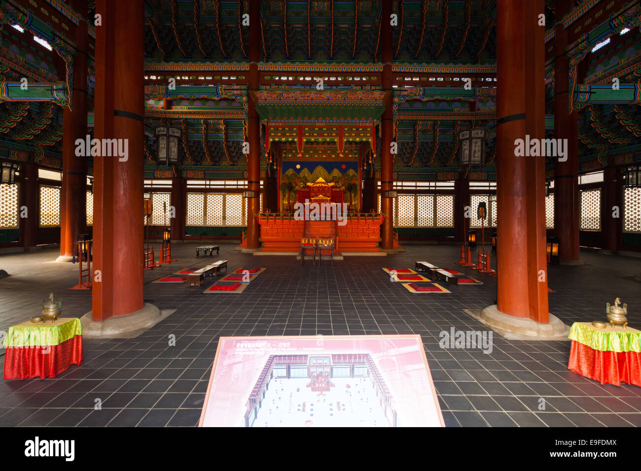 Throne hall building hi-res stock photography and images - Alamy