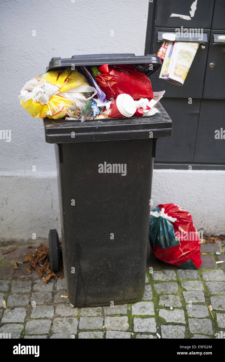 Overcrowded trash hi-res stock photography and images - Alamy