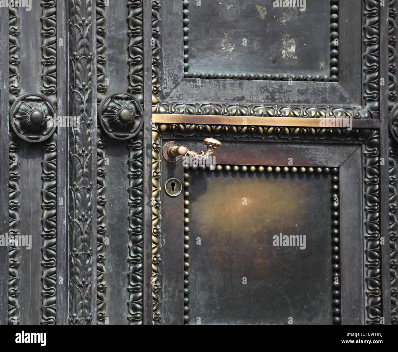 ancient door Stock Photo - Alamy