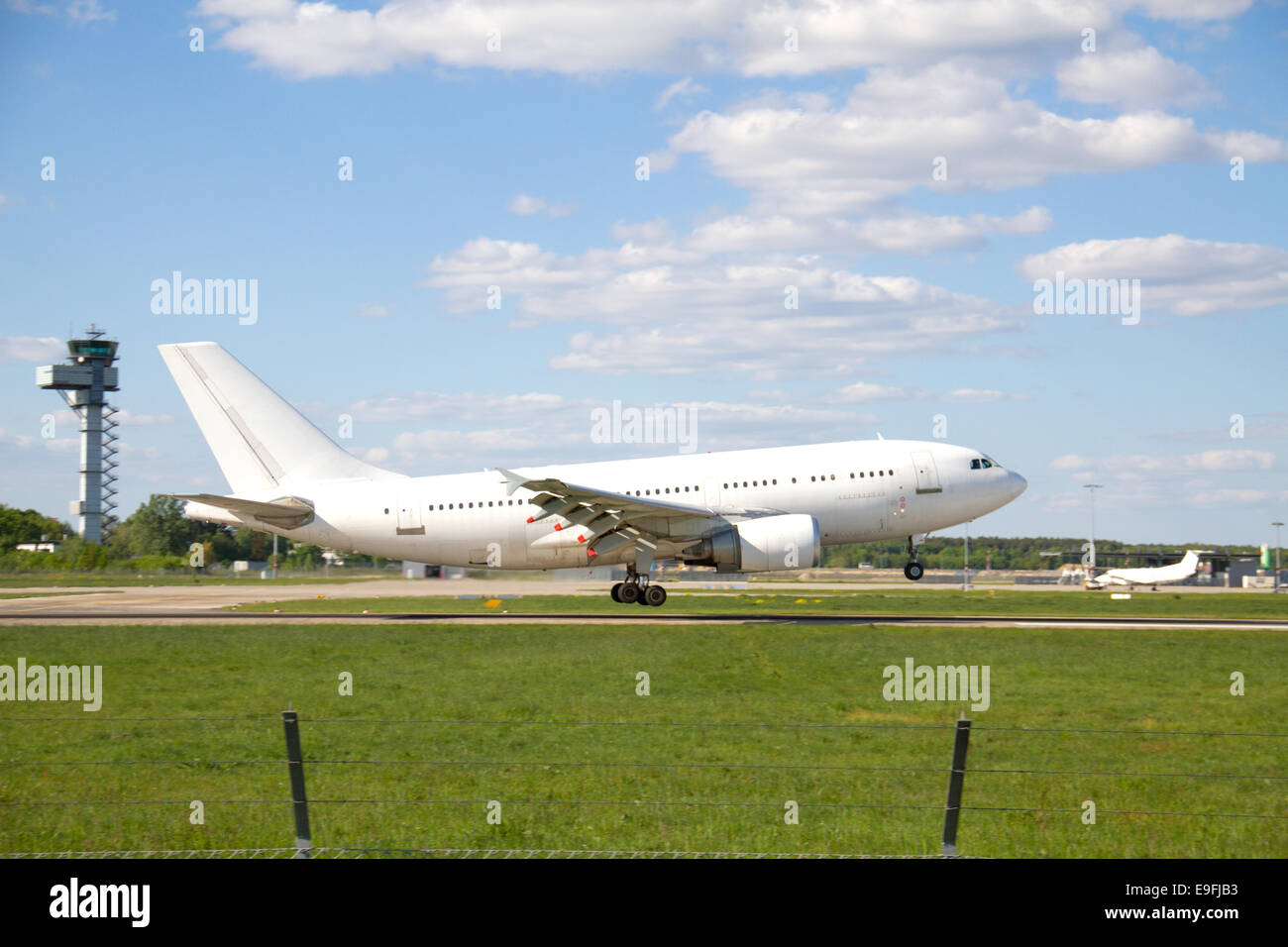 Aircraft landing on runway hi-res stock photography and images - Alamy