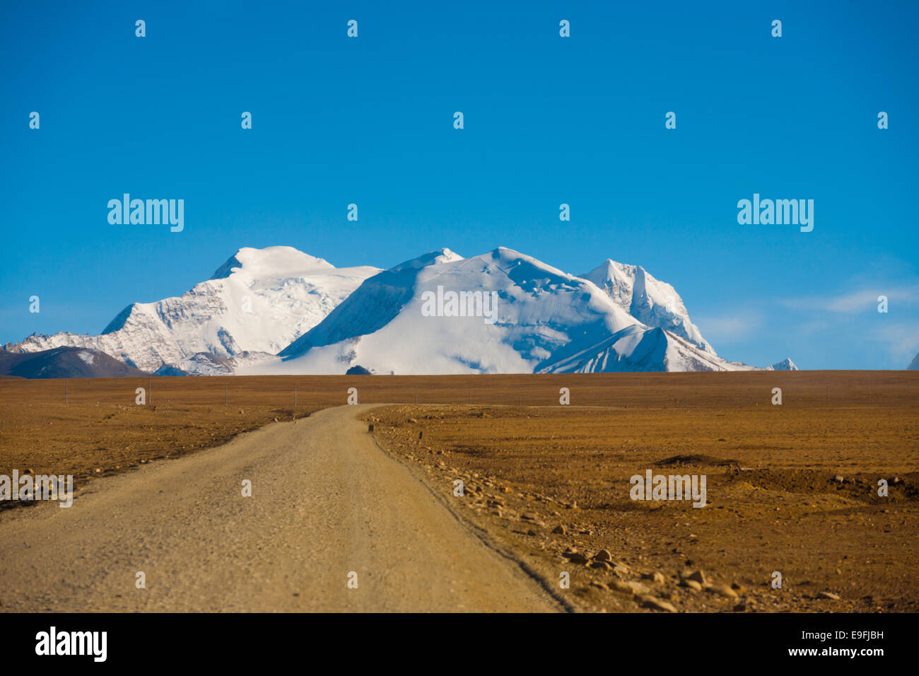 Mountain dirt road border hi-res stock photography and images - Alamy