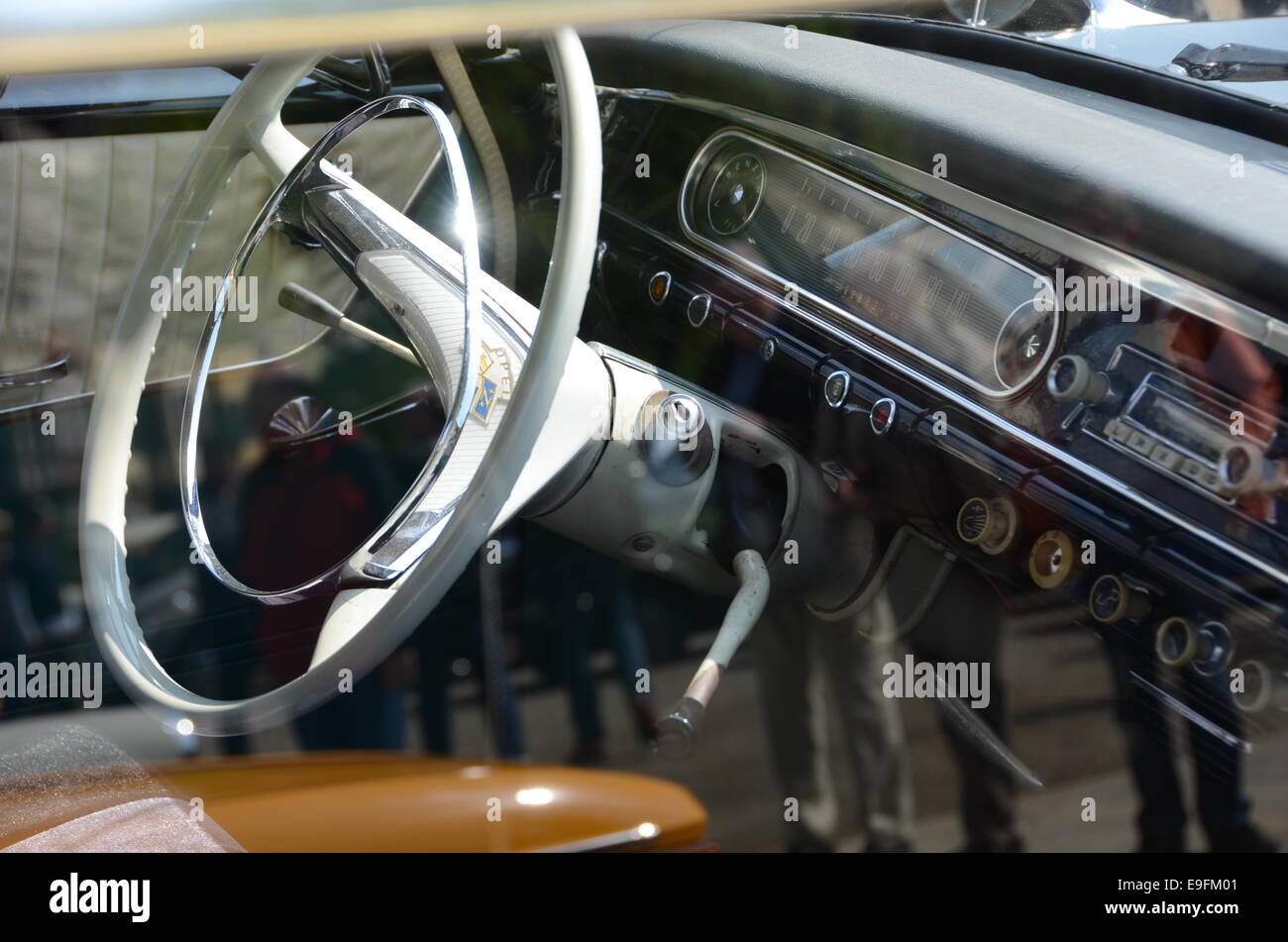 oldtimer steering wheel Stock Photo - Alamy