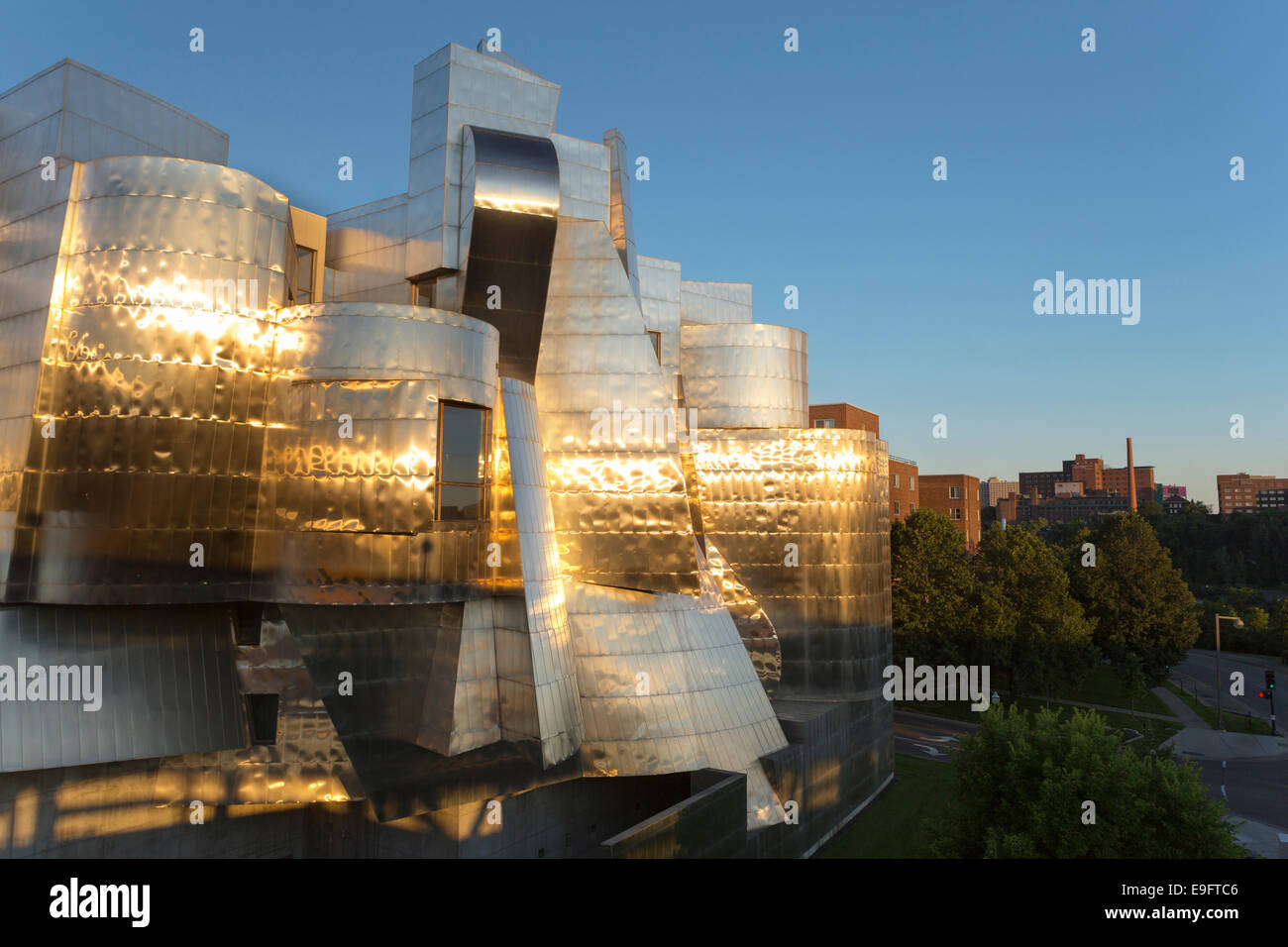 WEISMAN ART MUSEUM (©FRANK GEHRY 1993) MINNESOTA UNIVERSITY CAMPUS ...