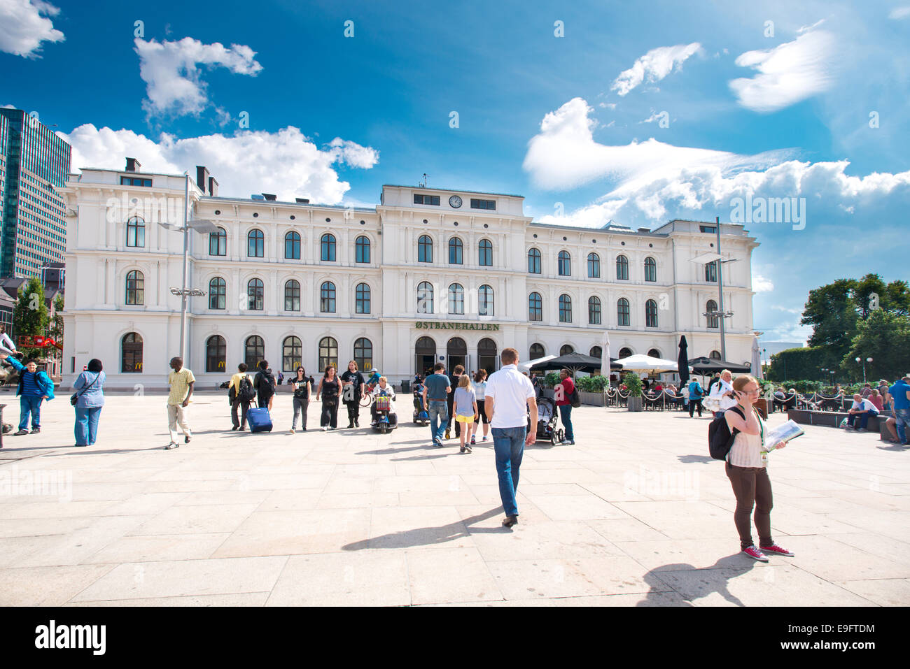 Tourists centrum hi-res stock photography and images - Alamy