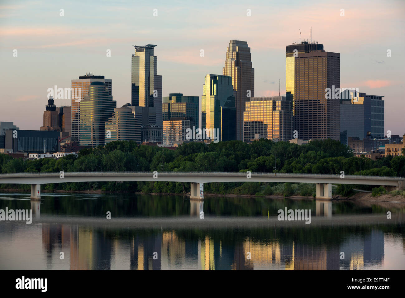 DOWNTOWN SKYLINE MISSISSIPPI RIVER MINNEAPOLIS MINNESOTA USA Stock ...