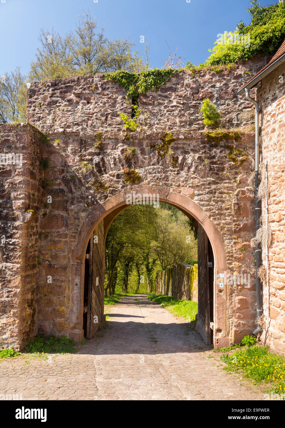 Old wall and gate hi-res stock photography and images - Alamy