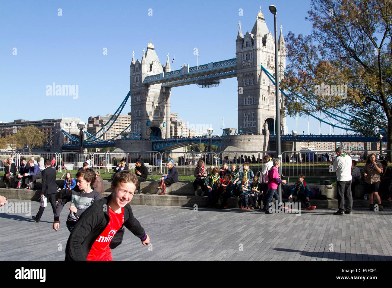 London, UK. 27th October, 2014. People strolling near London Bridge on ...