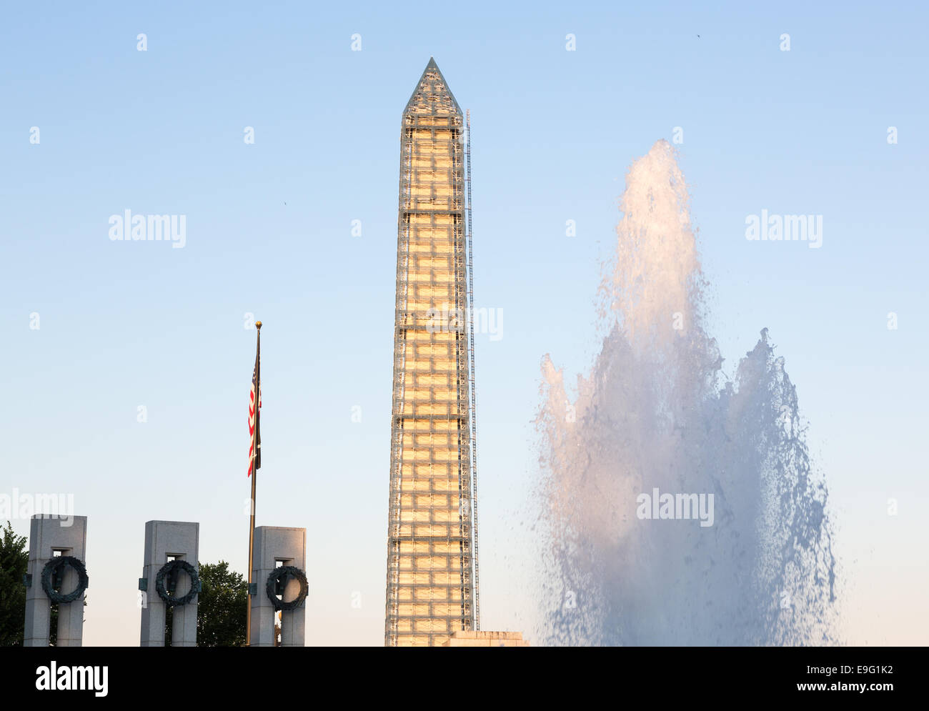 World War II memorial Washington Monument DC Stock Photo - Alamy