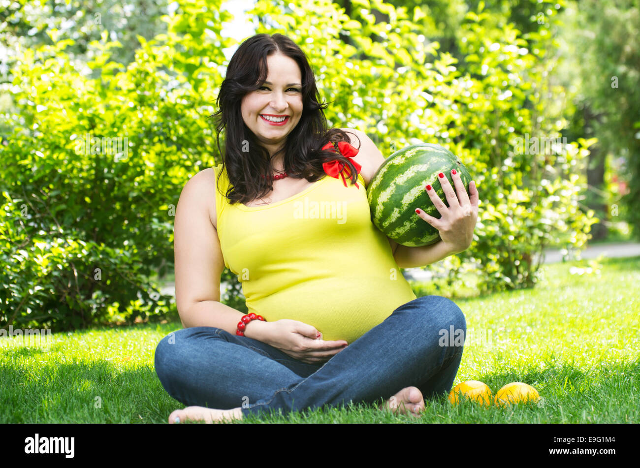 Pregnant woman relaxing garden hi-res stock photography and images - Alamy