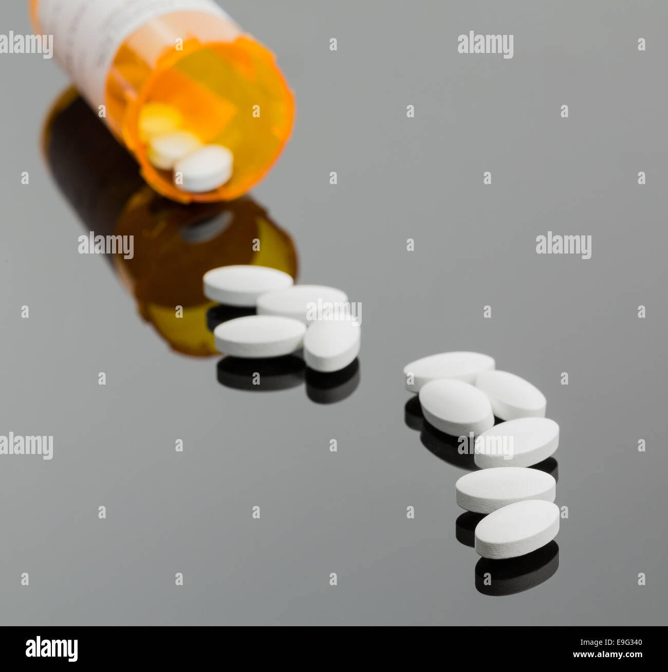White drug bottle hi-res stock photography and images - Alamy