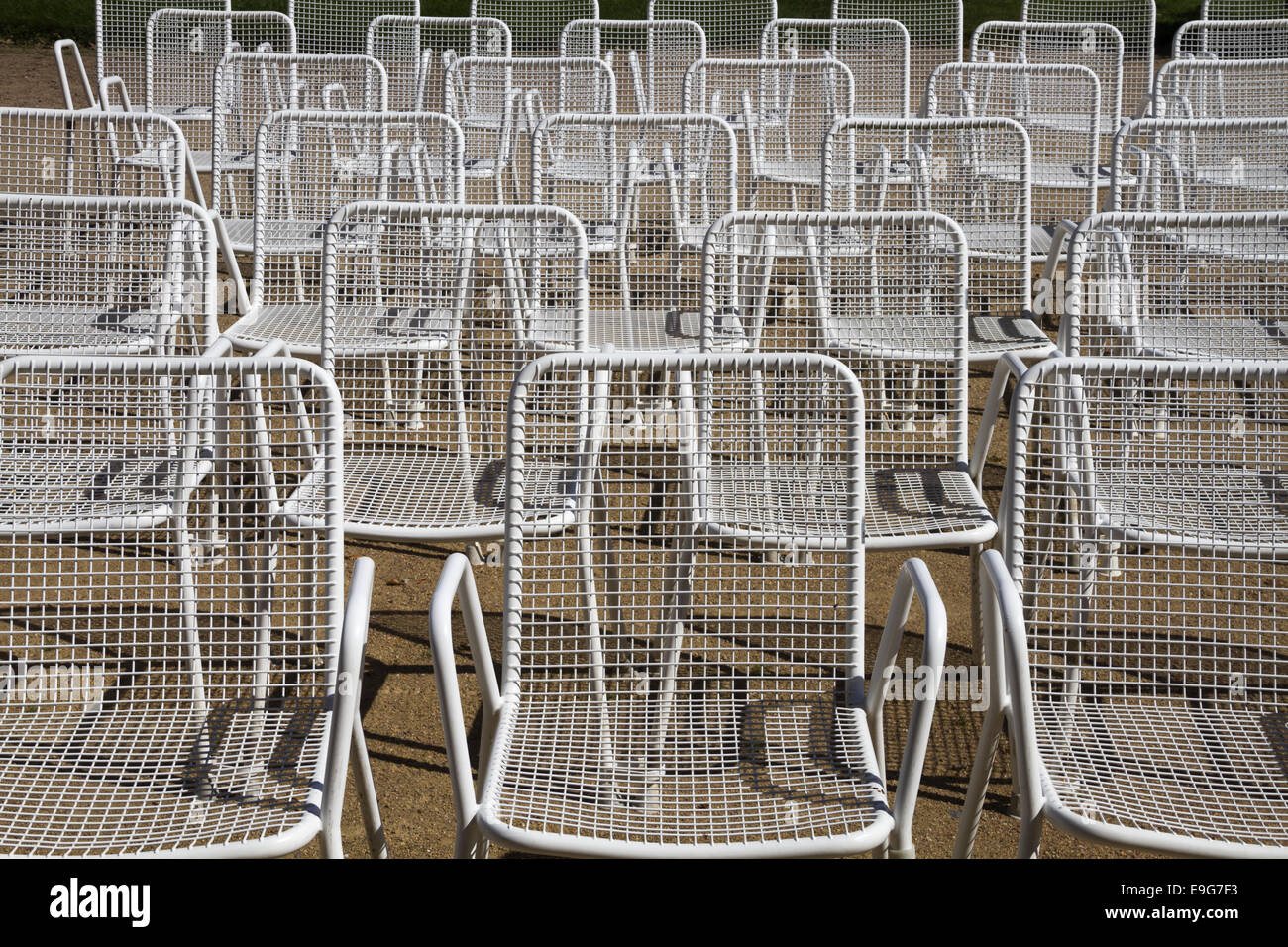 empty outdoor chairs Stock Photo - Alamy