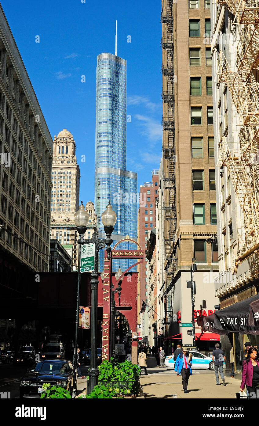 Chicago's Wabash Avenue looking north towards Trump Tower Stock Photo ...