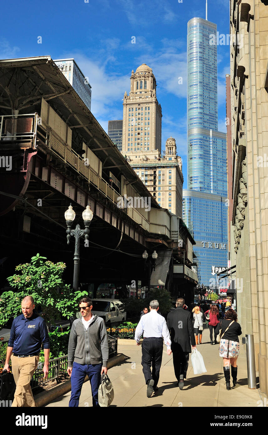 Chicago's Wabash Avenue looking north towards Trump Tower Stock Photo ...