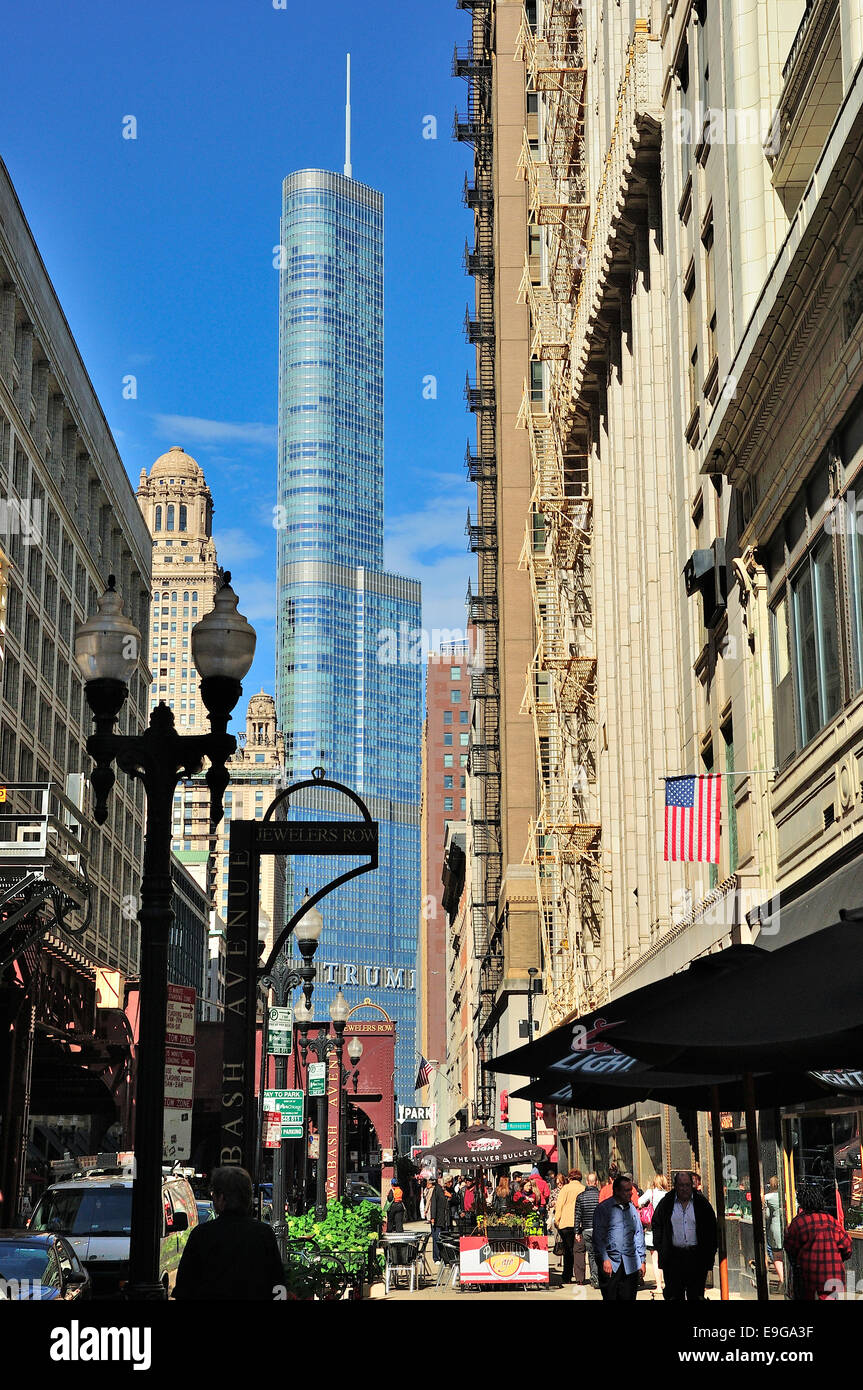 Chicago's Wabash Avenue looking north towards Trump Tower Stock Photo ...