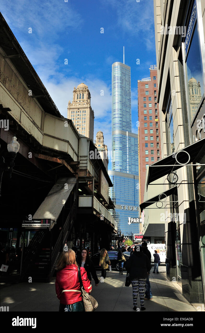 Chicago's Wabash Avenue looking north towards Trump Tower Stock Photo ...