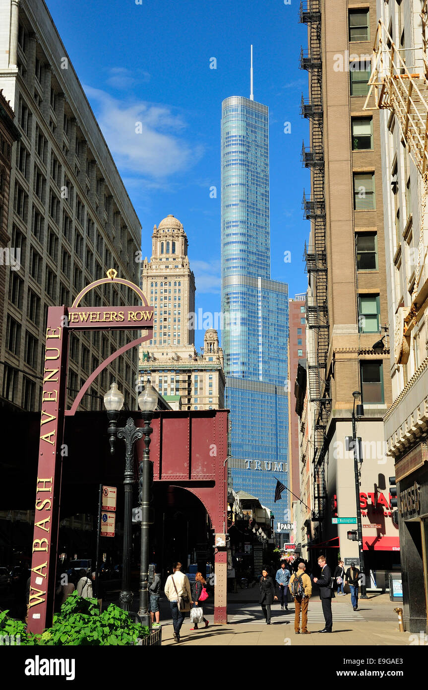 Chicago's Wabash Avenue looking north towards Trump Tower Stock Photo ...