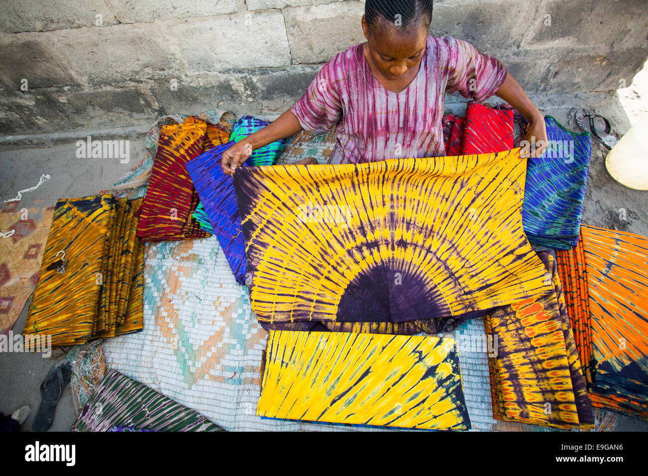 Batik maker in Dar es Salaam, Tanzania, East Africa Stock Photo - Alamy
