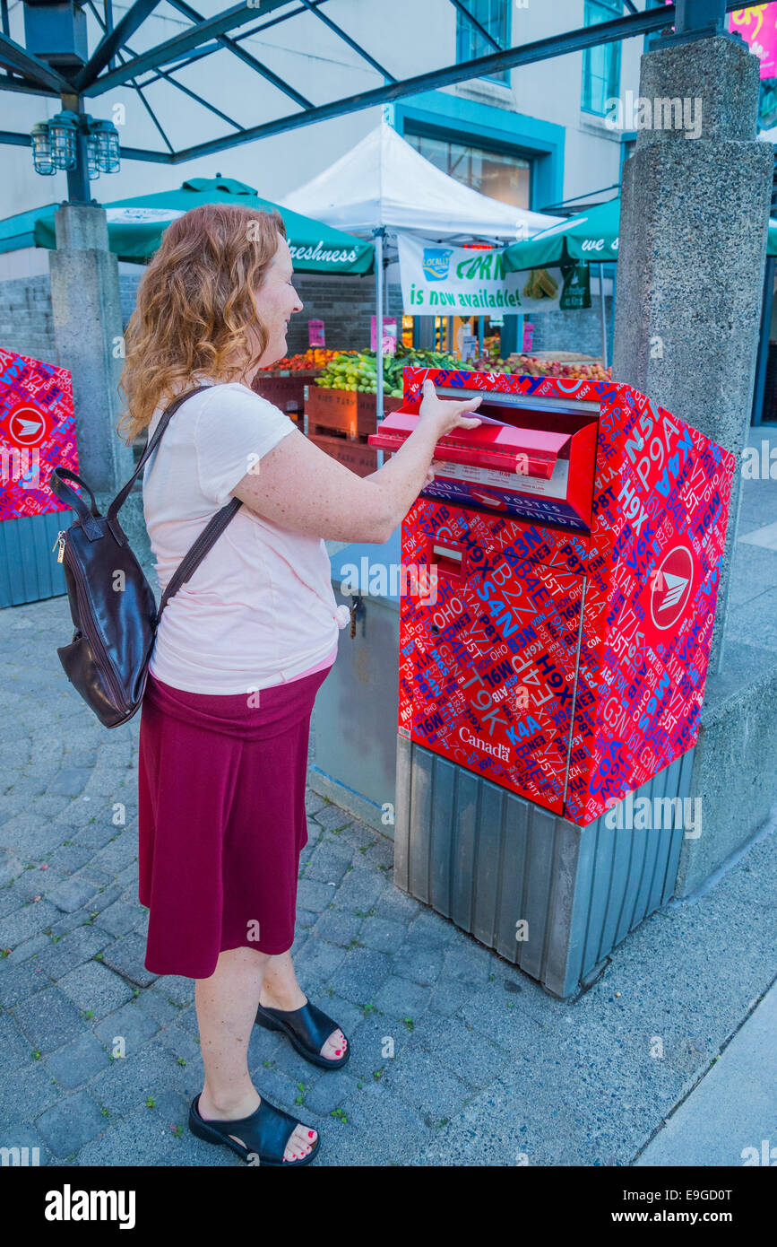 Canada letter mailing posting woman hi-res stock photography and images ...