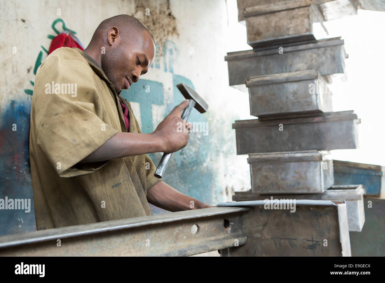 City scrapyard hi-res stock photography and images - Alamy