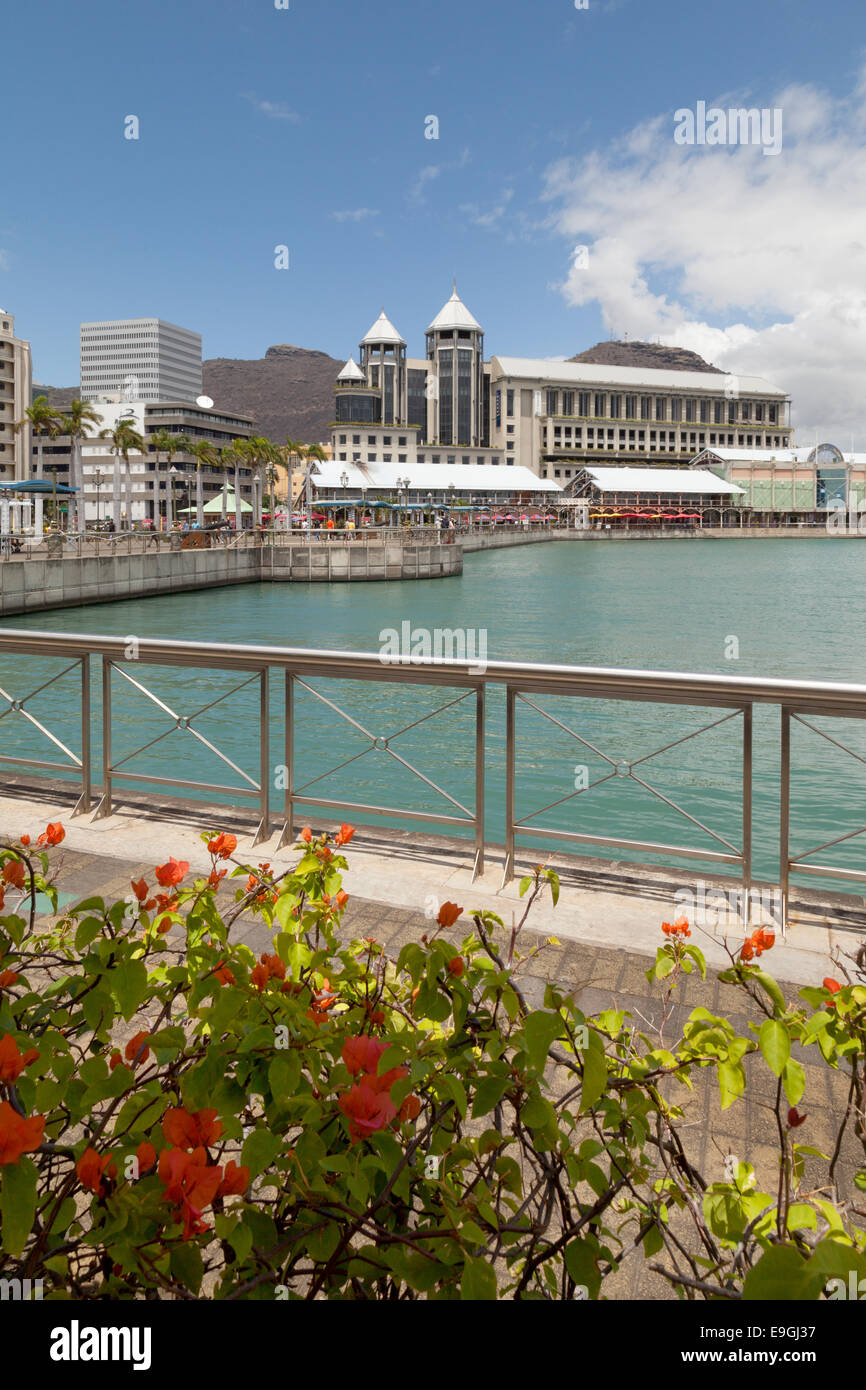 Modern waterfront buildings hi-res stock photography and images - Alamy