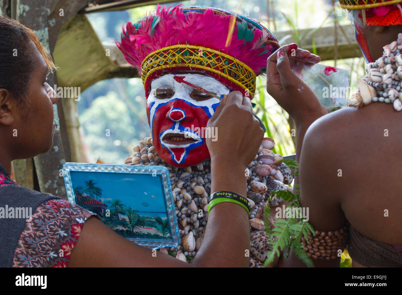 Traditional face painting papua new hi-res stock photography and images ...