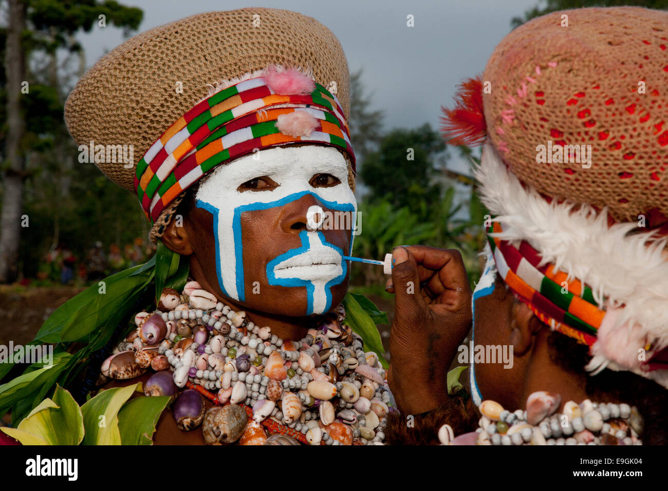 Traditional face painting papua new hi-res stock photography and images ...