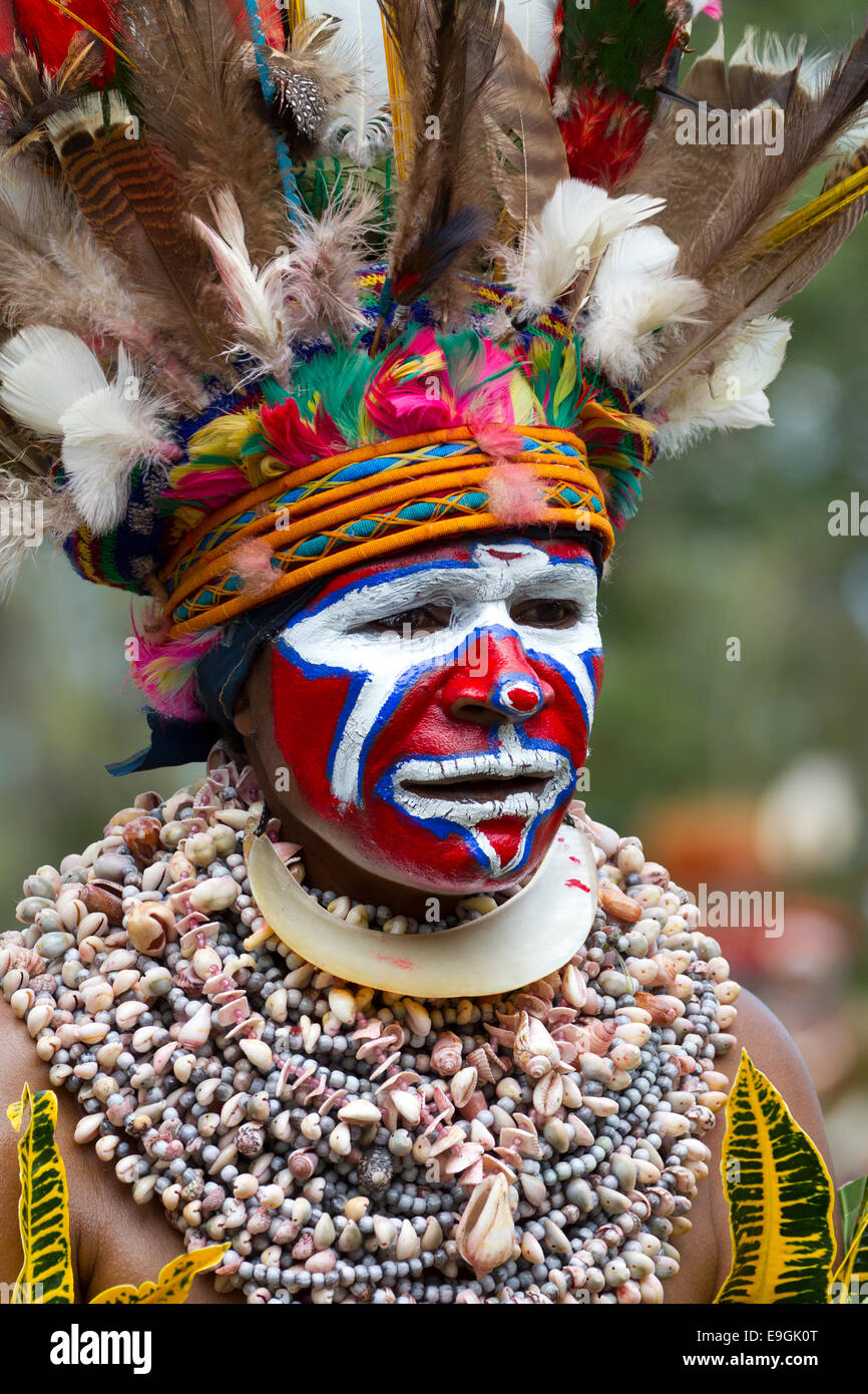 Papua new guinea tribal dress hi-res stock photography and images - Alamy