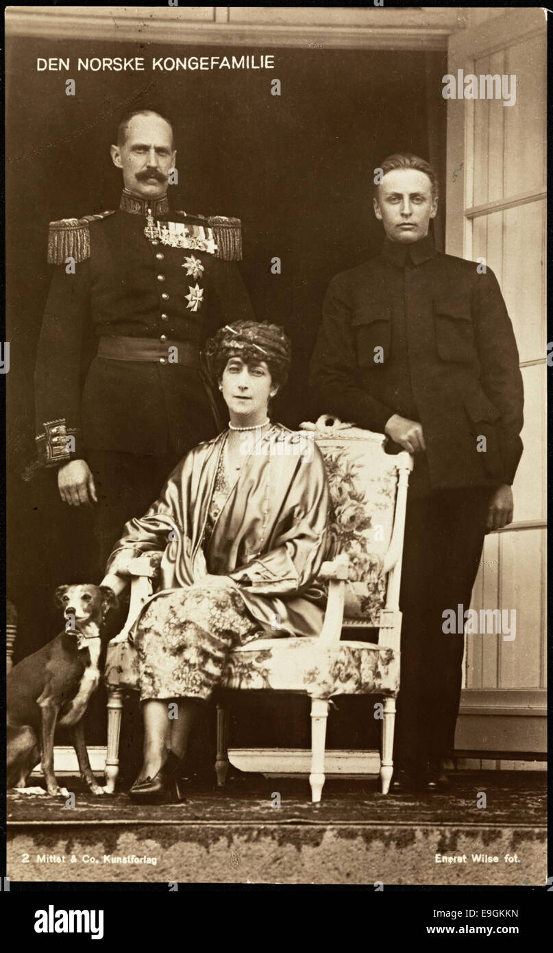 Photograph of the Norwegian royal family in 1921, including Queen Maud ...