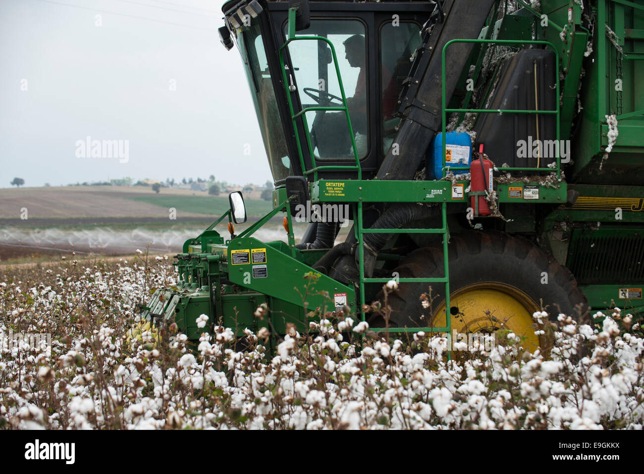 John deere cotton harvesting machine hi-res stock photography and ...