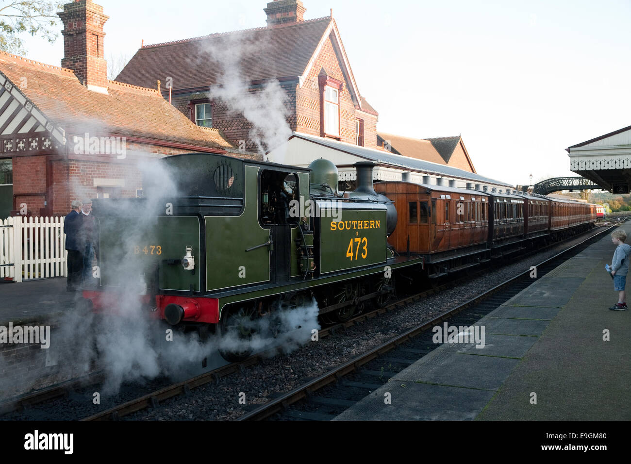 Southern B473 steam train waits to depart from Sheffield Park railway ...