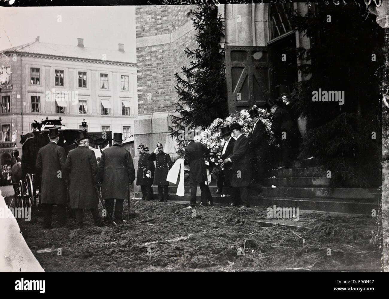 This photograph shows the funeral of the famous Norwegian playwright ...