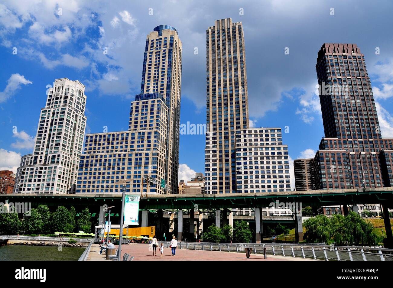 NYC : Modern high-rise luxury apartment towers, overlook Riverside Park ...