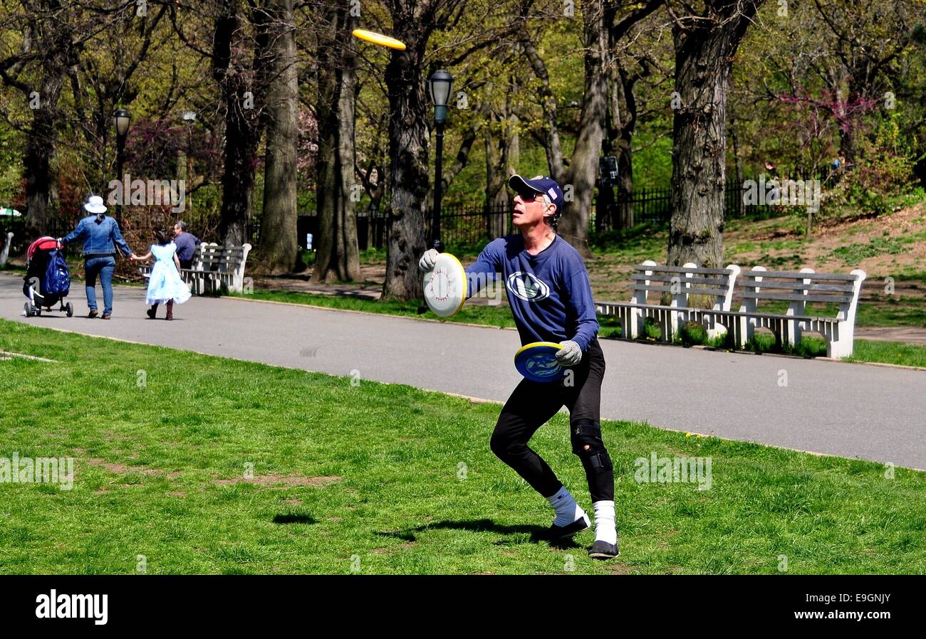 NYC: Man trying to catch three frisbees thrown simultaneously on the ...