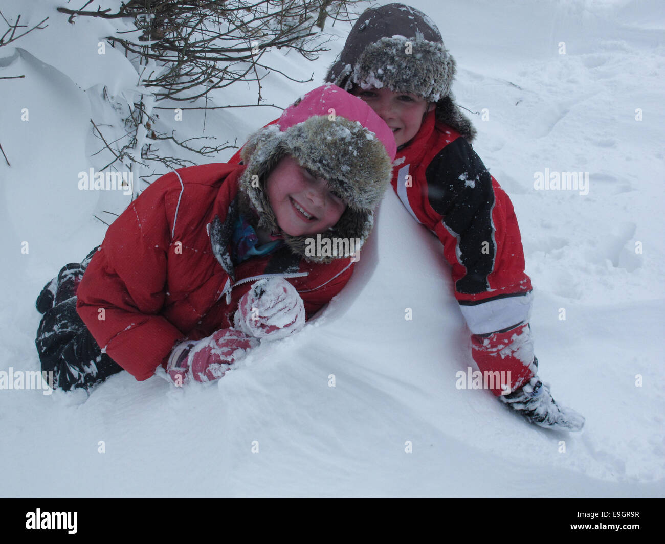 Children playing snow uk hi-res stock photography and images - Alamy