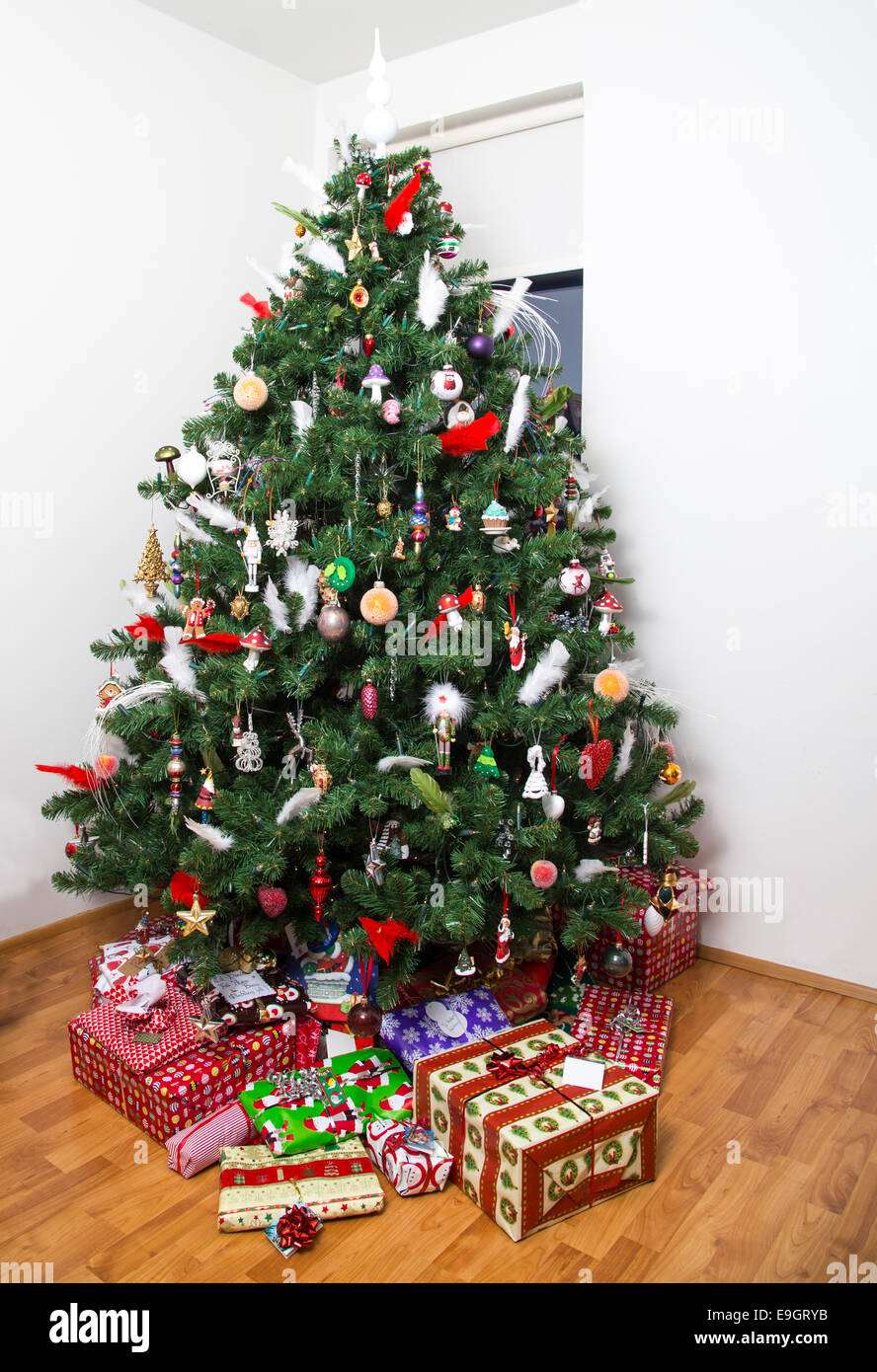 Presents under tree hi-res stock photography and images - Alamy