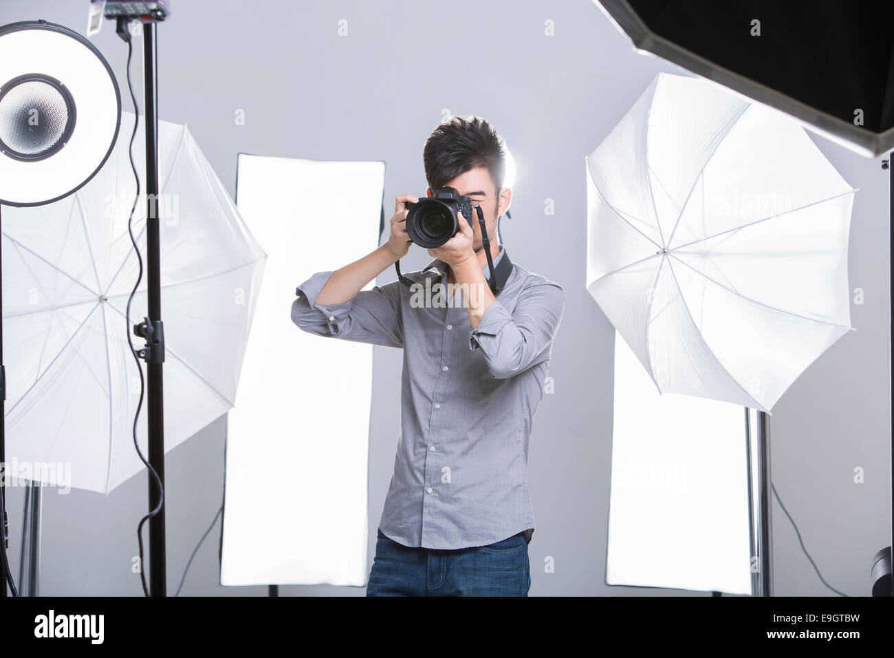 Photographer taking picture in studio Stock Photo - Alamy