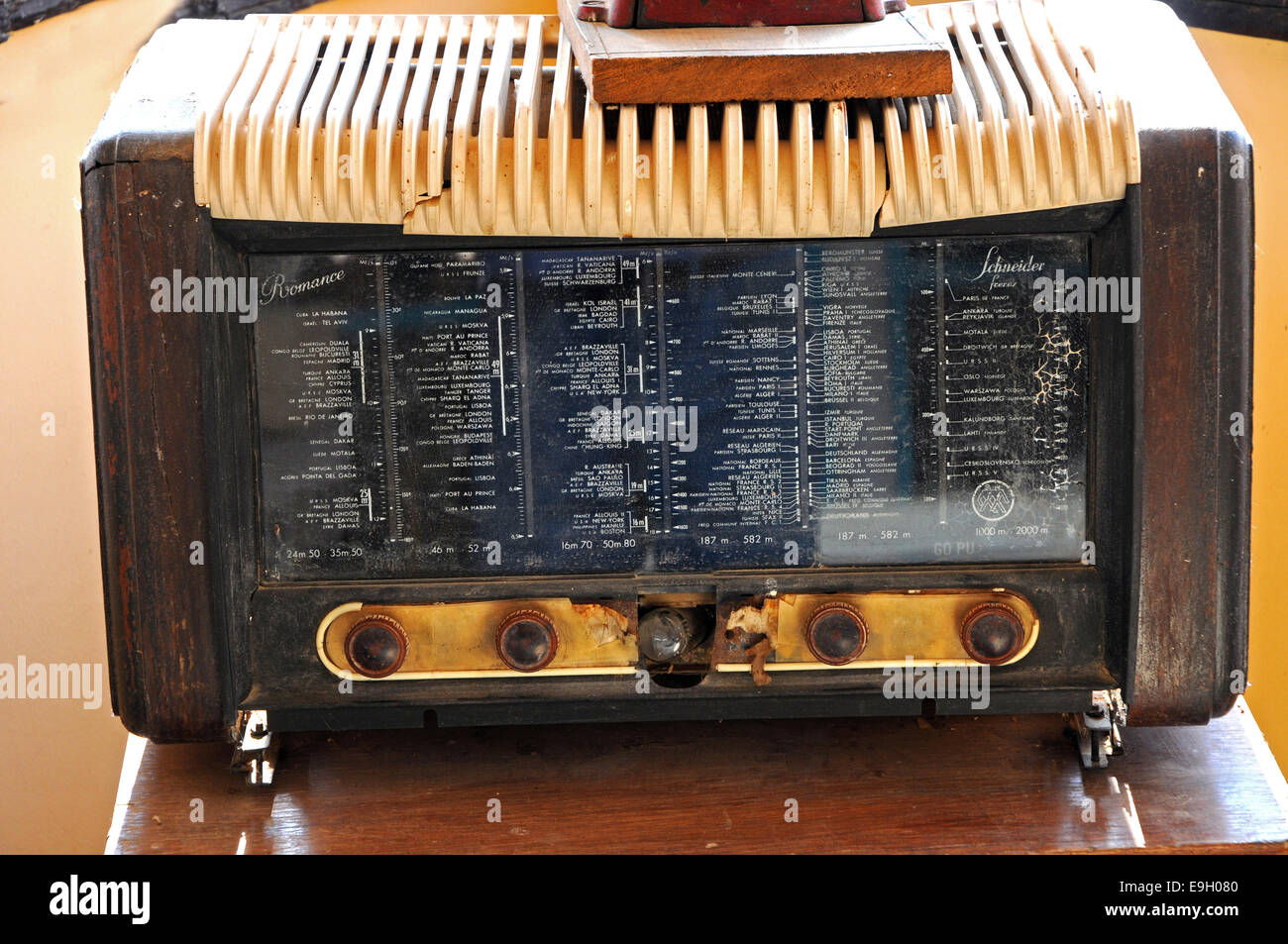 Transistor radio 1950s hi-res stock photography and images - Alamy