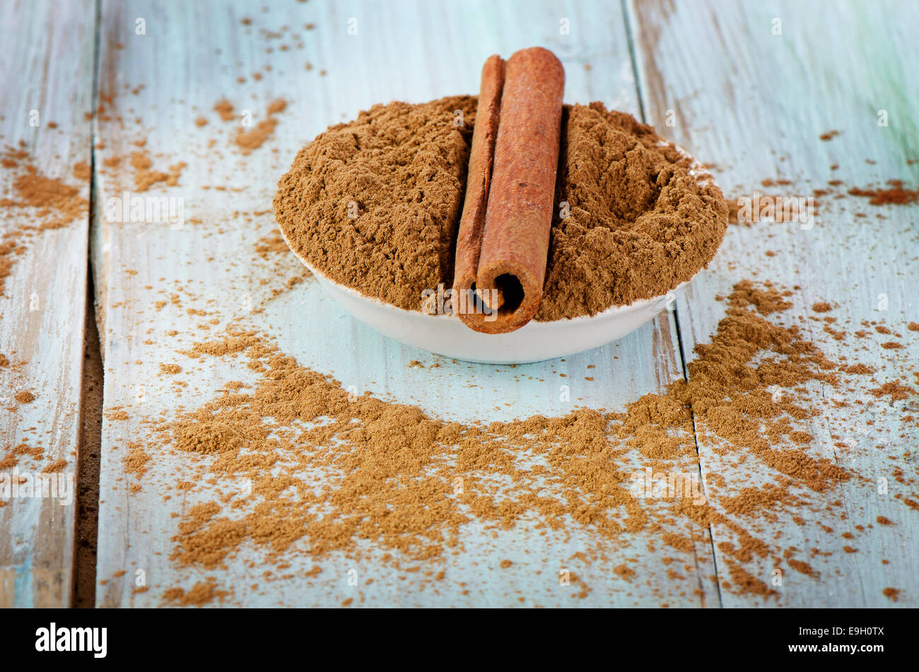 Cinnamon sticks to powder hi-res stock photography and images - Alamy