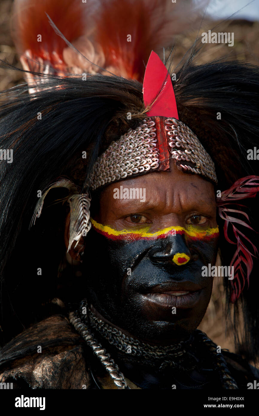 Traditional face painting papua new hi-res stock photography and images ...
