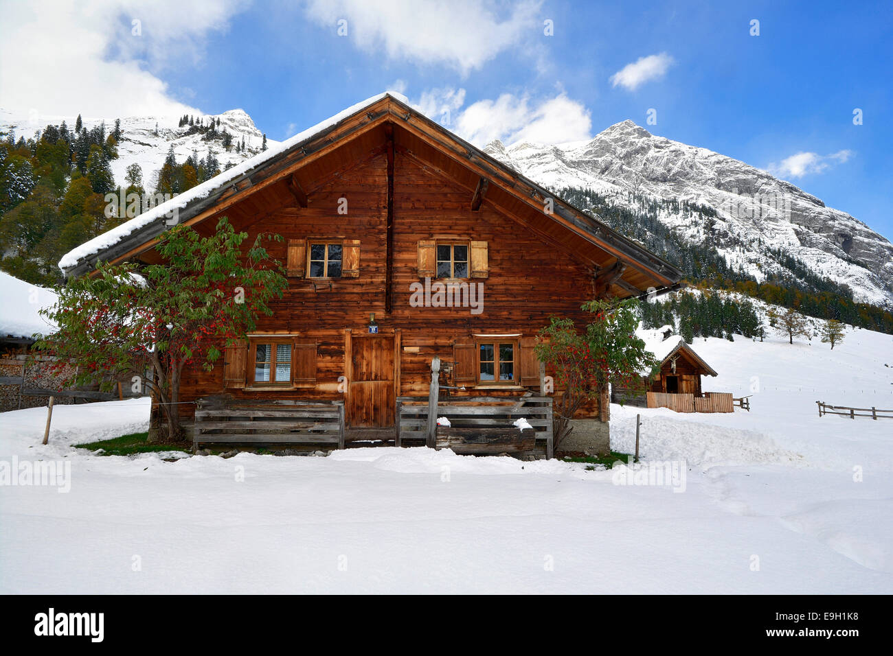 Chalet alpine hi-res stock photography and images - Alamy