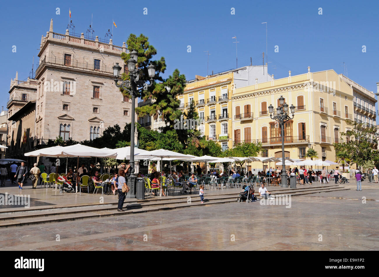 Back street cafe hi-res stock photography and images - Alamy