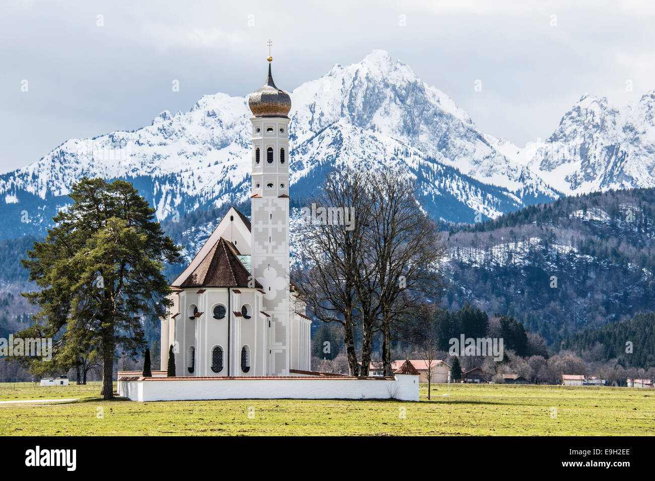 Church of St. Coloman, in front of the snow-covered Alps, Schwangau ...