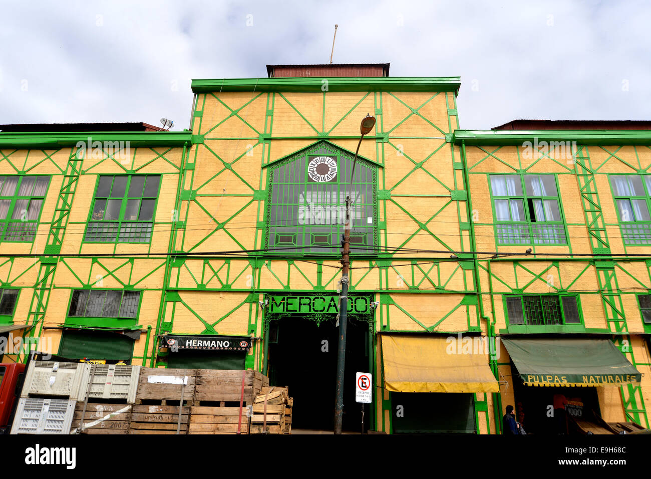 Food market green door hi-res stock photography and images - Alamy