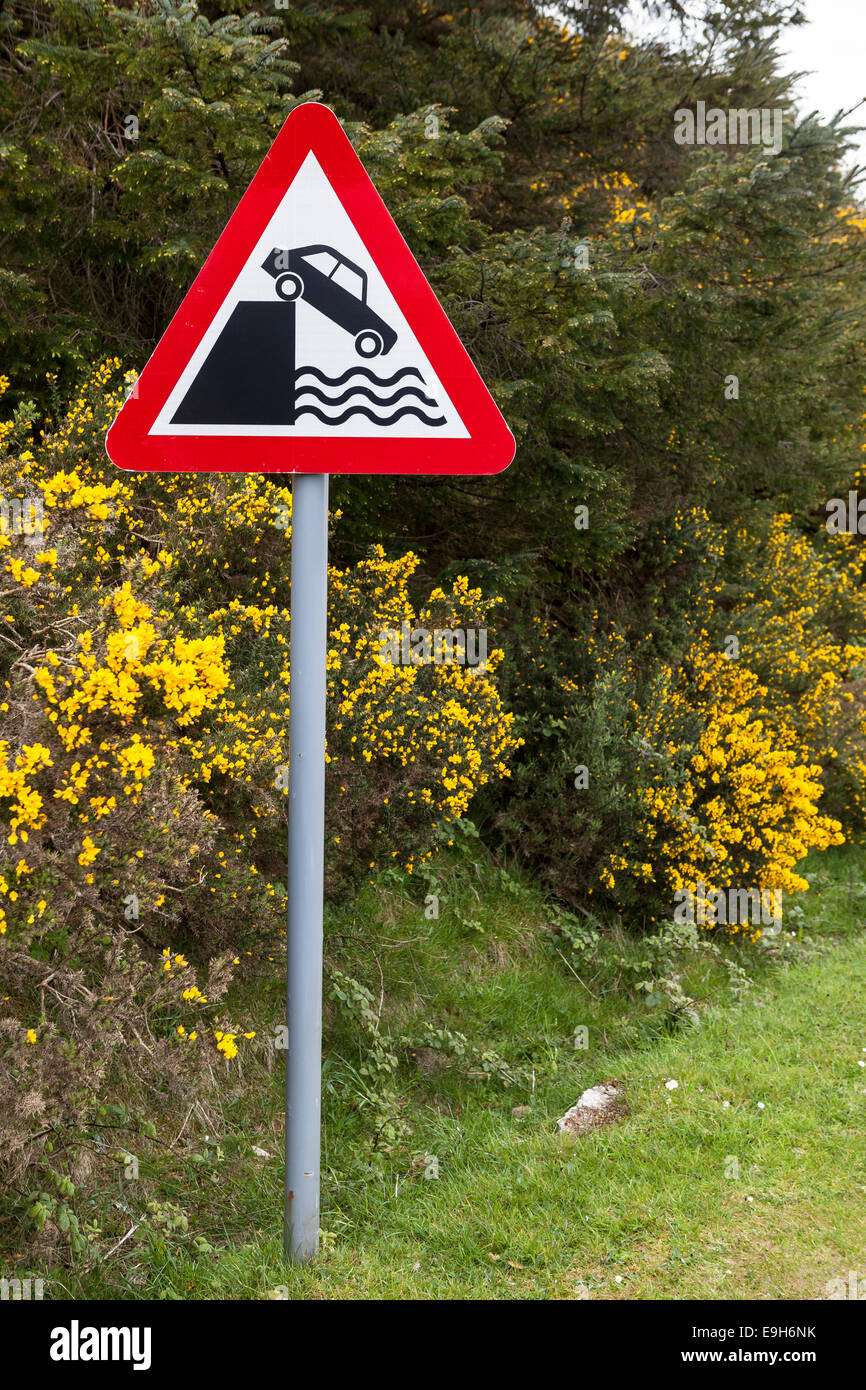 Quayside river bank warning sign hi-res stock photography and images ...