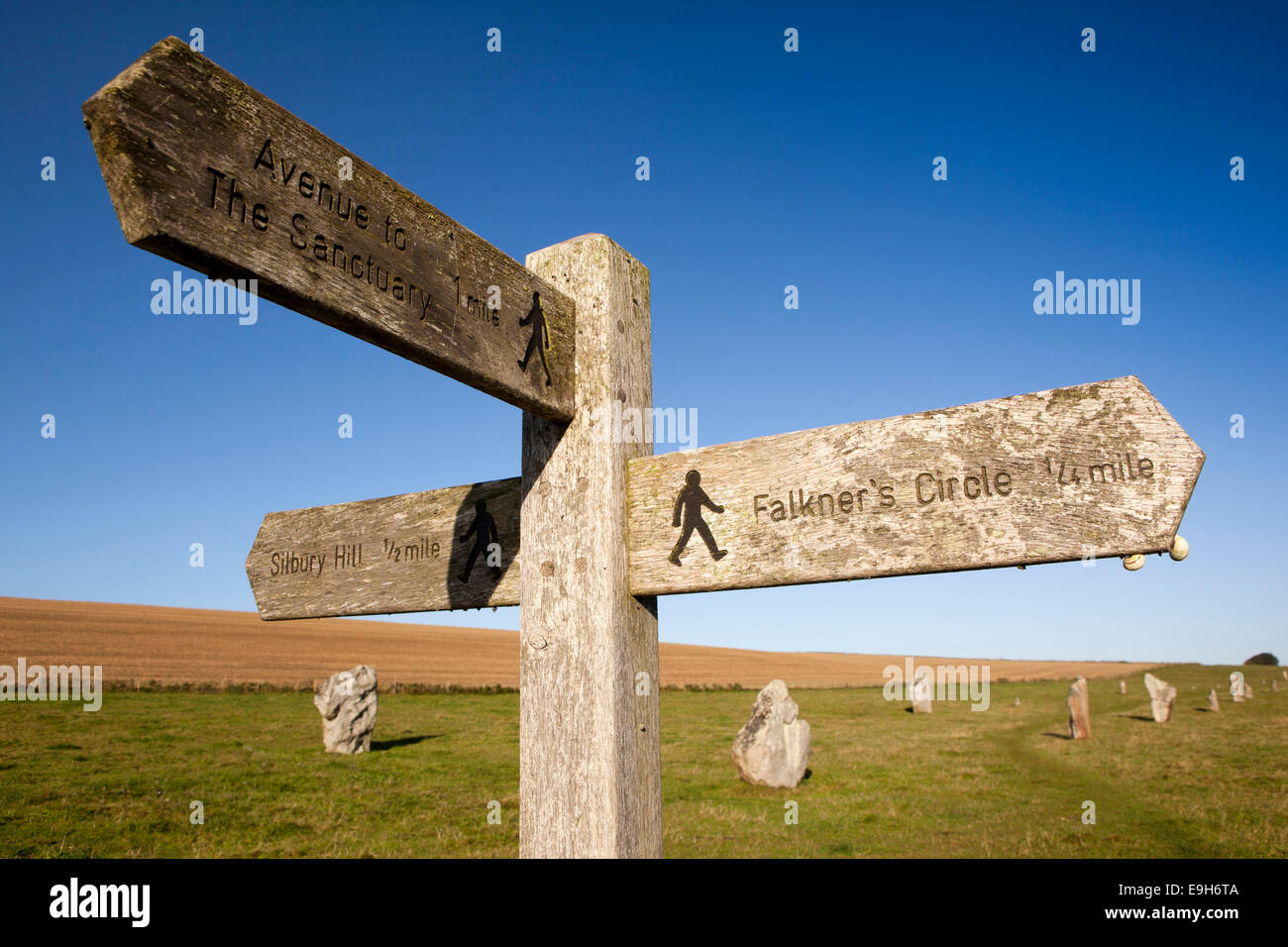 UK, England, Wiltshire, Avebury, stone circle, footpath signpost to ...