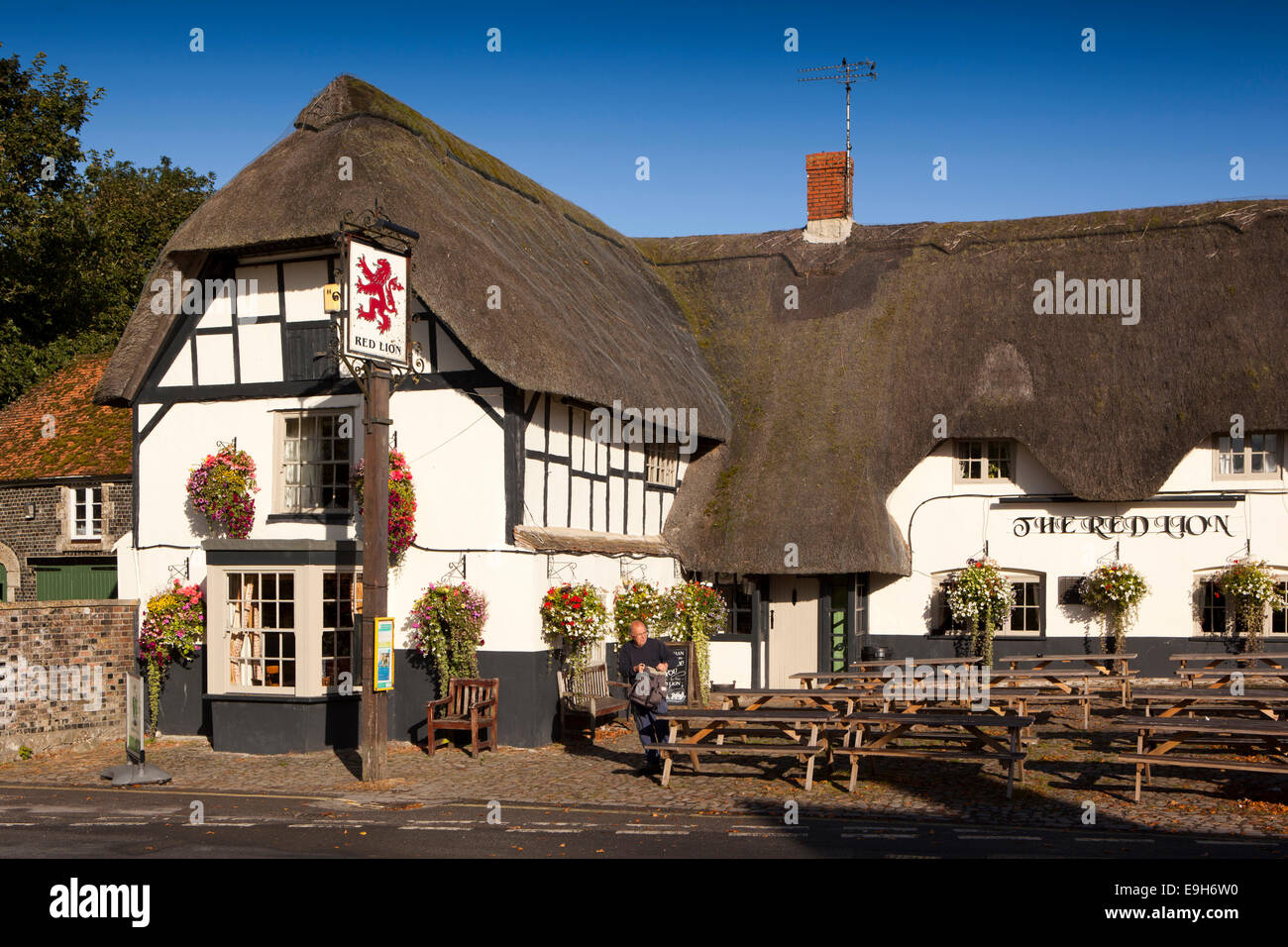 Thatched pub public house country pub thatched roof hi-res stock ...